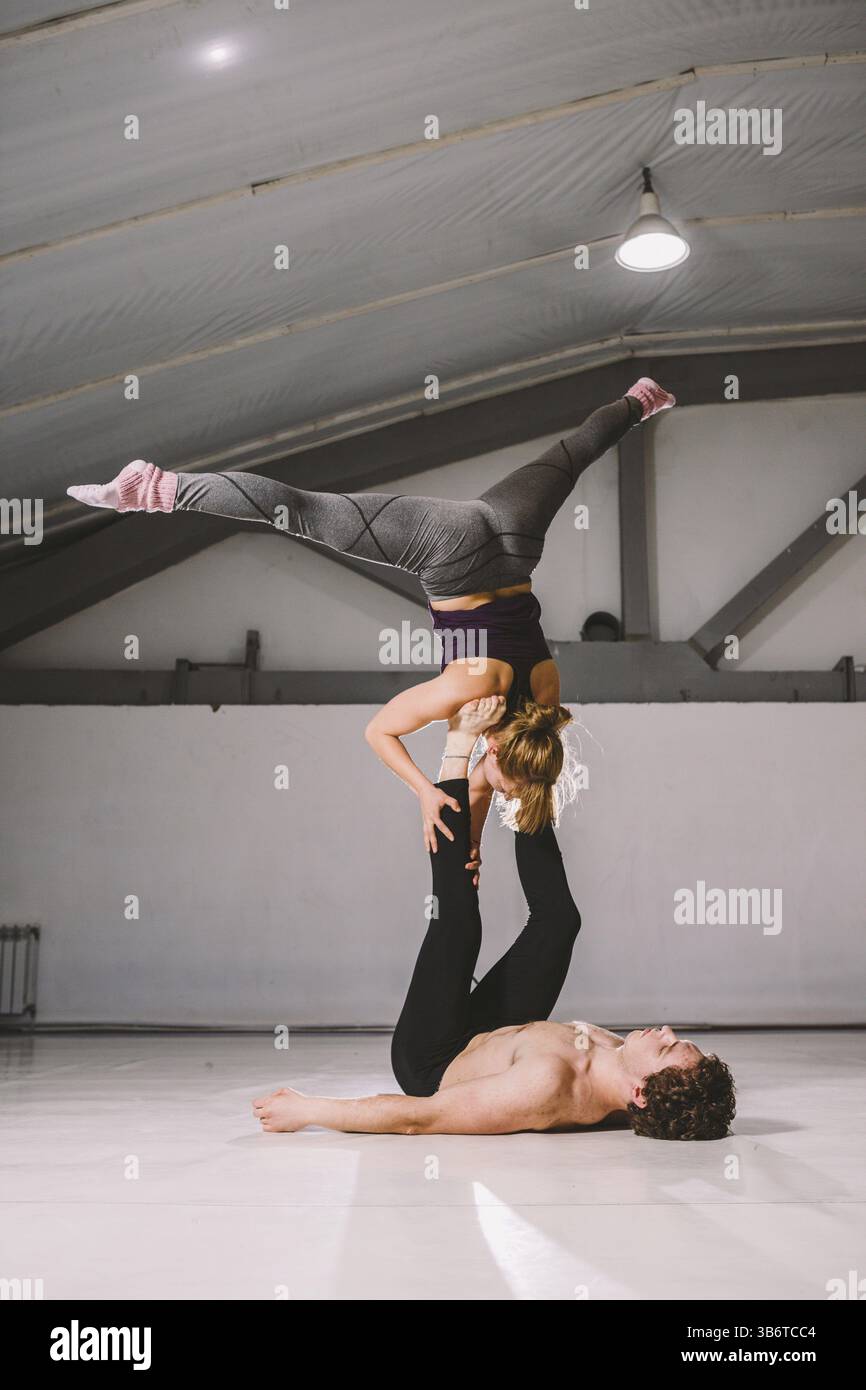 Acrobatic pose hi-res stock photography and images - Alamy