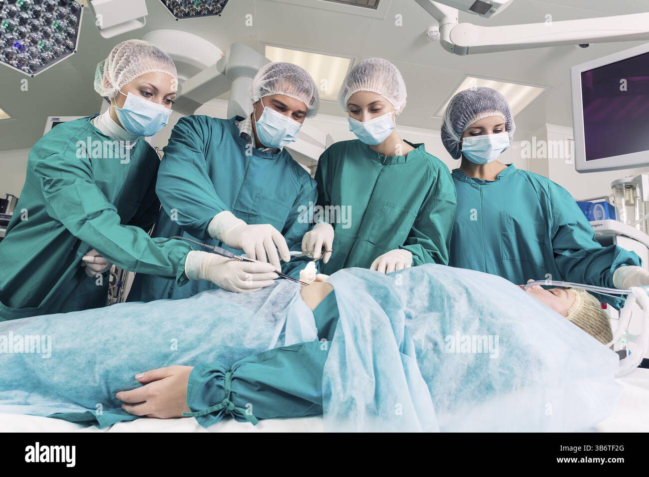 View medical team operating hi-res stock photography and images - Alamy