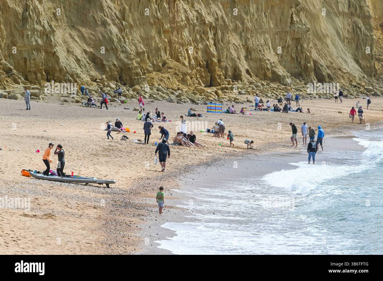 West Bay, Dorset, UK. 4th May 2025. UK Weather. Beachgoers enjoying the ...