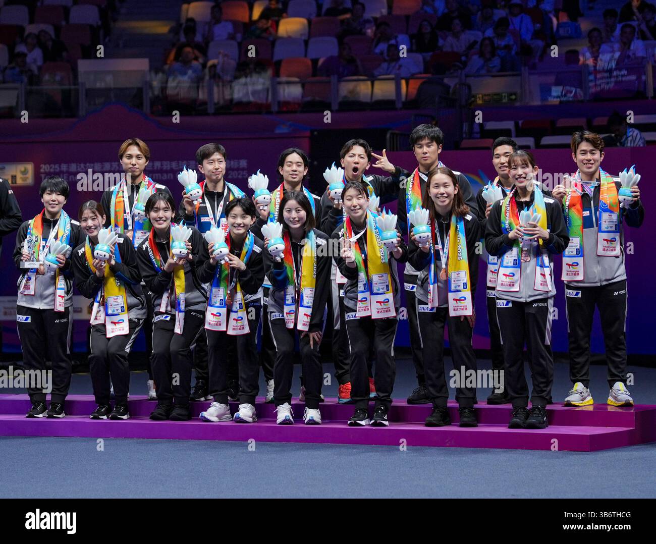 (250504) -- XIAMEN, May 4, 2025 (Xinhua) -- Third place team South ...
