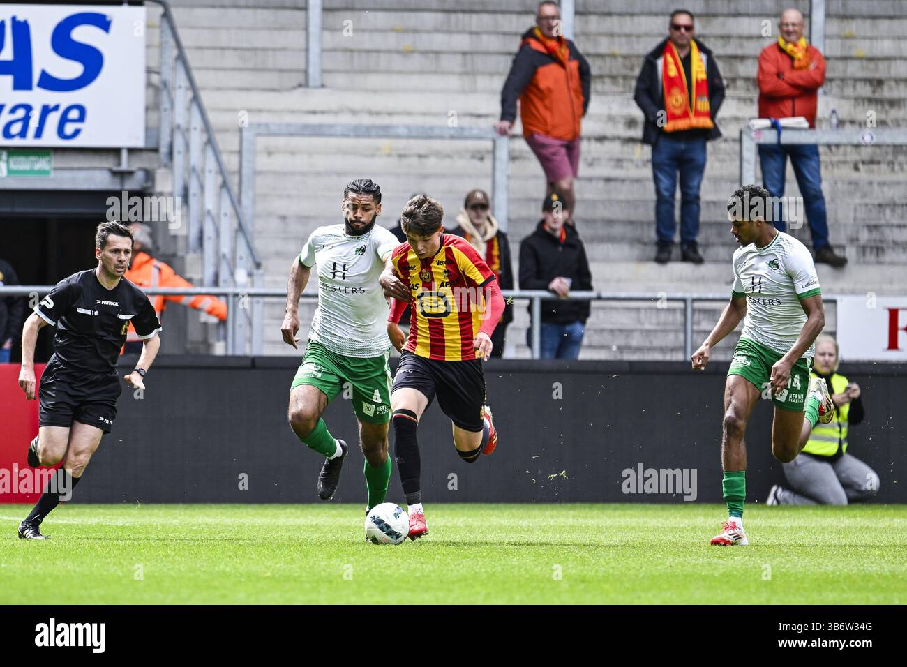 KVV Zelzate's Bastien Nelson Yondjouen Kouengoua, Jong KV Mechelen's ...