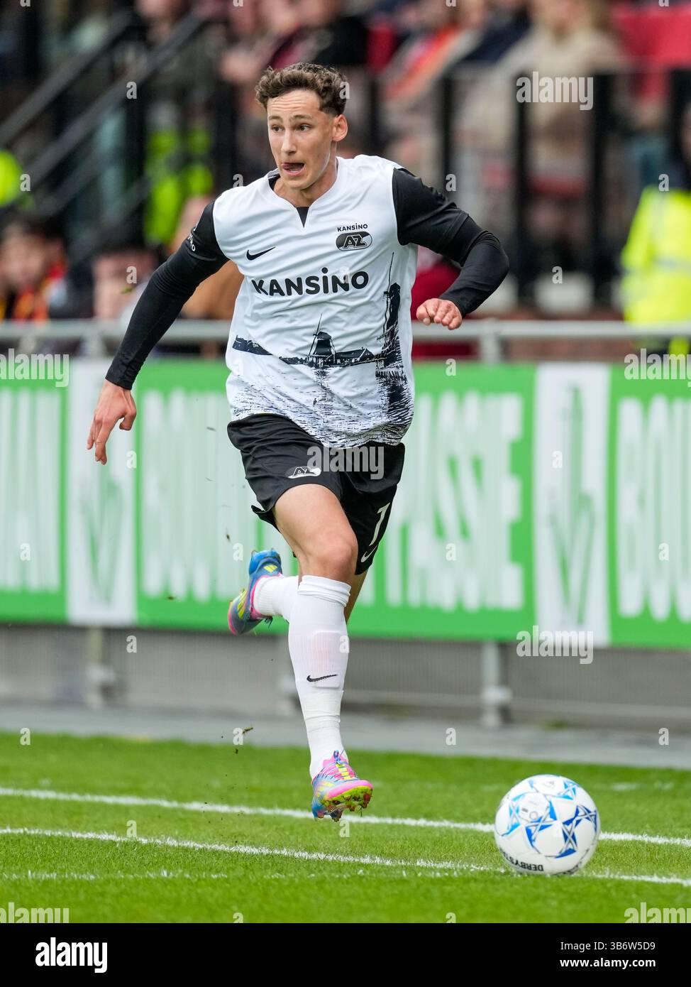 DEVENTER, NETHERLANDS - MAY 4: Ruben van Bommel of AZ runs with the ...