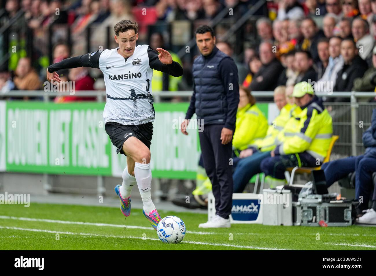 DEVENTER, NETHERLANDS - MAY 4: Ruben van Bommel of AZ runs with the ...
