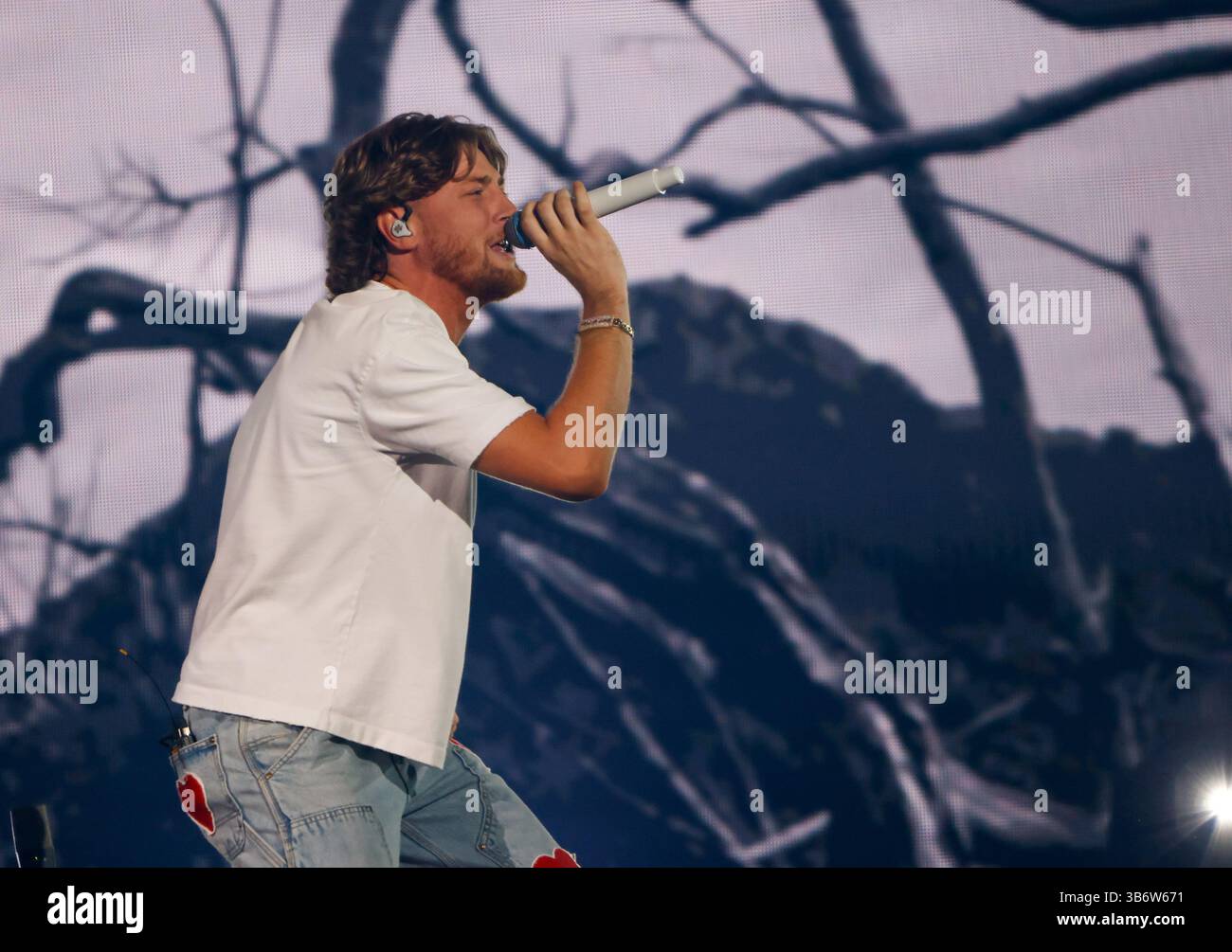 Bailey Zimmerman performs at the iHeart Country Music Festival in ...