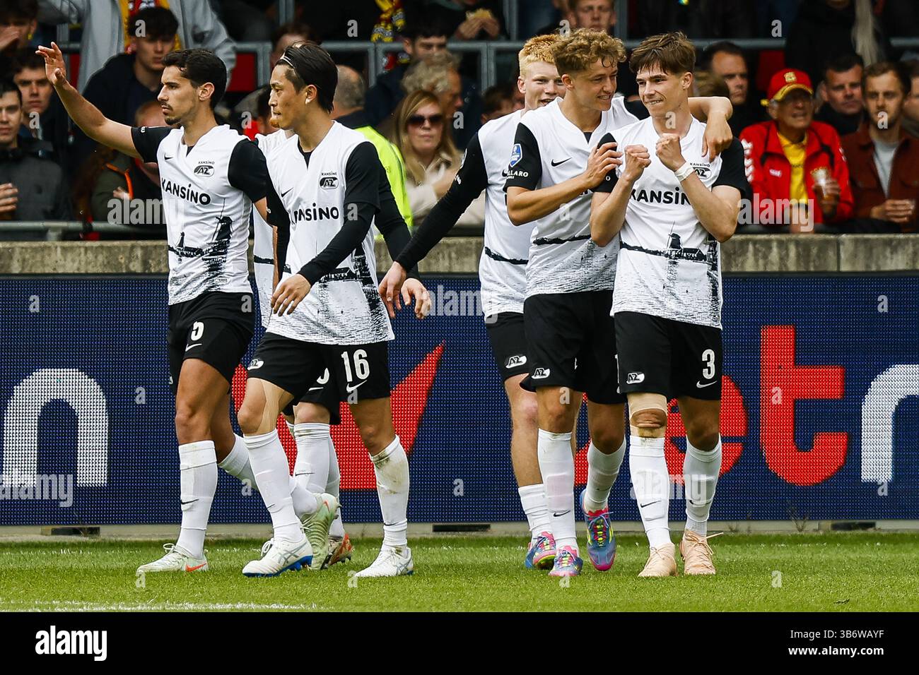 DEVENTER - Wouter Goes of AZ Alkmaar (r) receives congratulations after ...