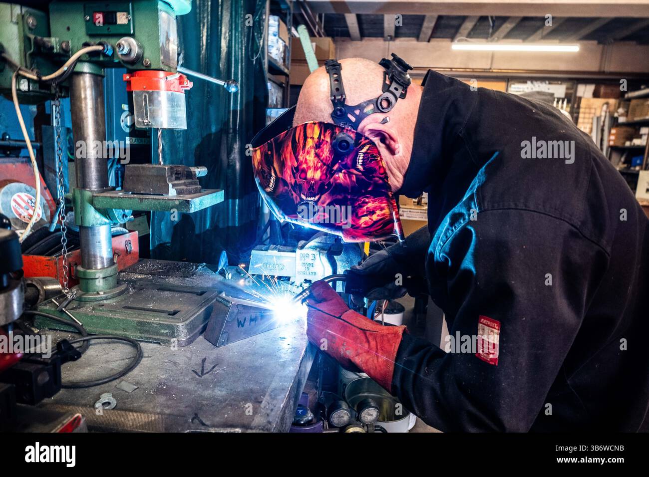 Welder in workshop welds hi-res stock photography and images - Alamy
