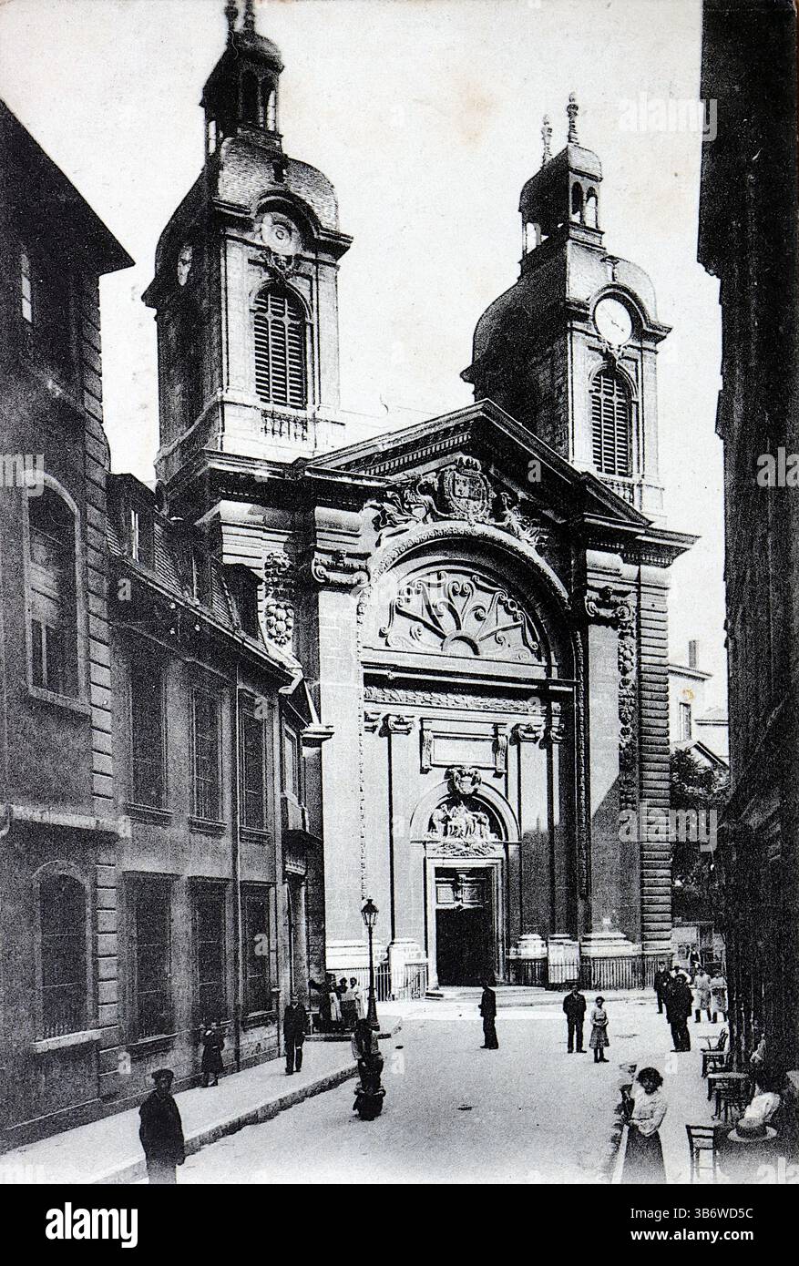 Main entrance to the Hotel Dieu in Lyon, France. An ornate doorway ...