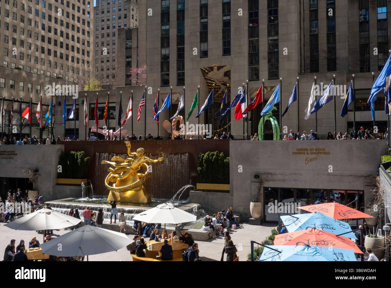 The iconic Prometheus Statue is in Rockefeller Center, New York City ...