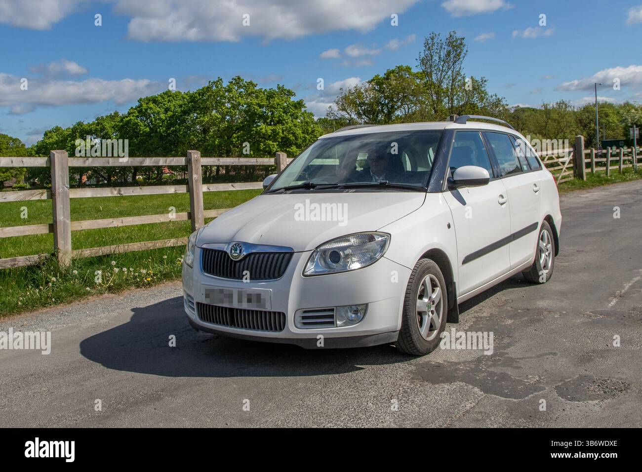 2009 White Skoda Fabia Greenline Tdi PD 80 Start/Stop Estate Car Diesel ...
