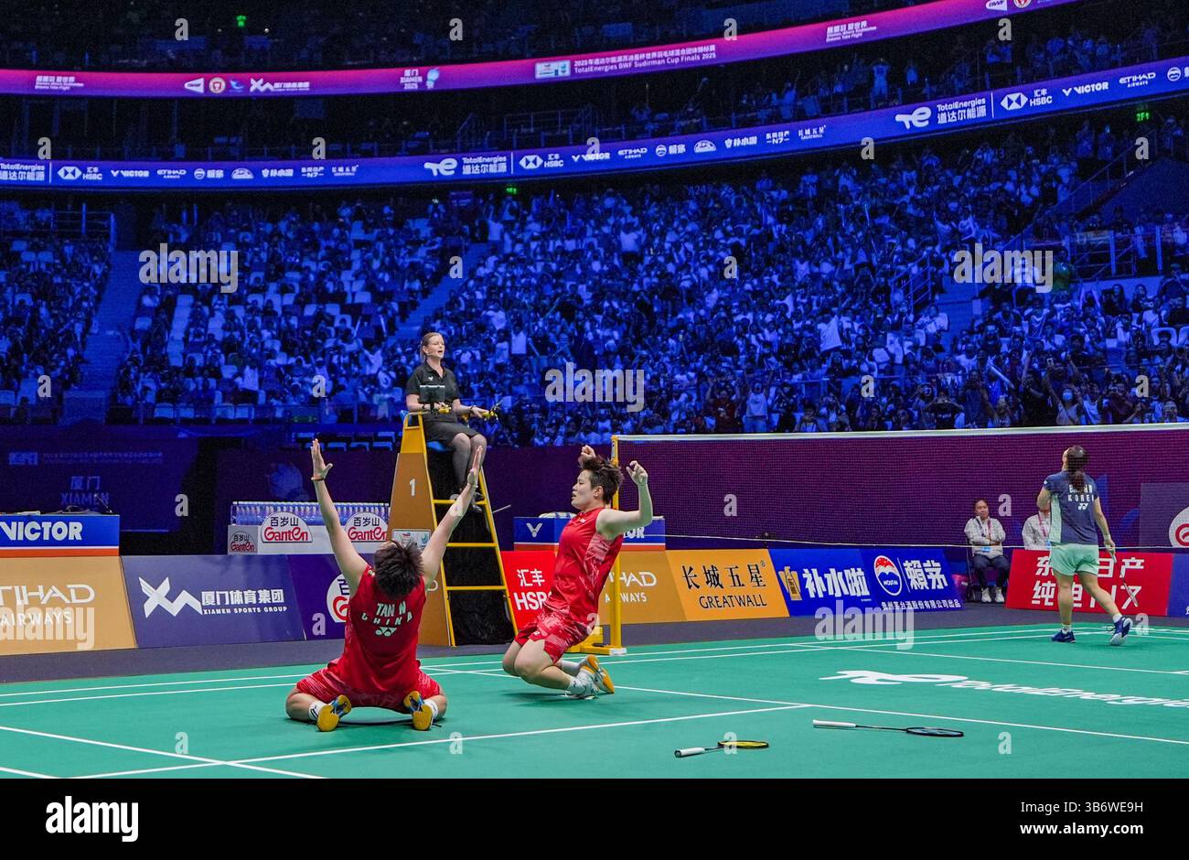 (250504) -- XIAMEN, May 4, 2025 (Xinhua) -- Liu Shengshu/Tan Ning (L) of China celebrate after ...