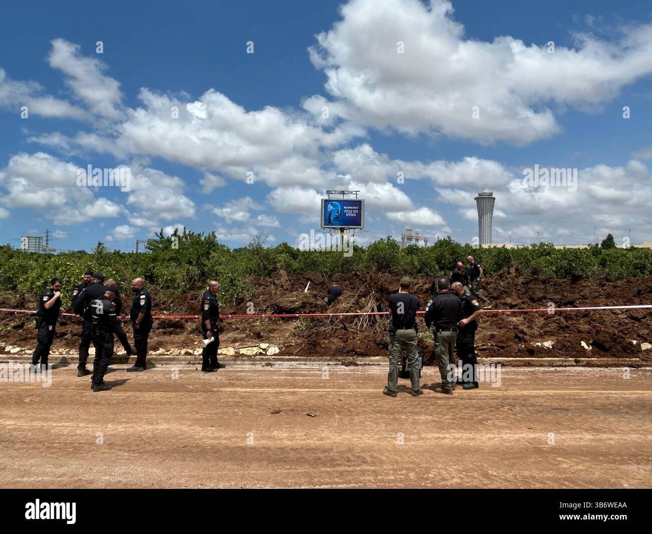 (250504) -- TEL AVIV, May 4, 2025 (Xinhua) -- Police officers operate ...