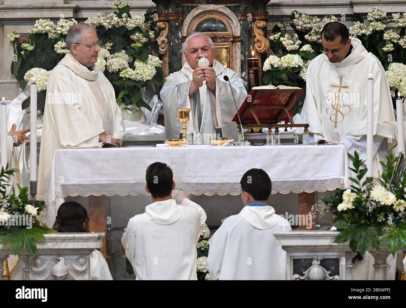 French Cardinal ‘papabile’ Jean-Marc Aveline celebrates a mass at Santa ...
