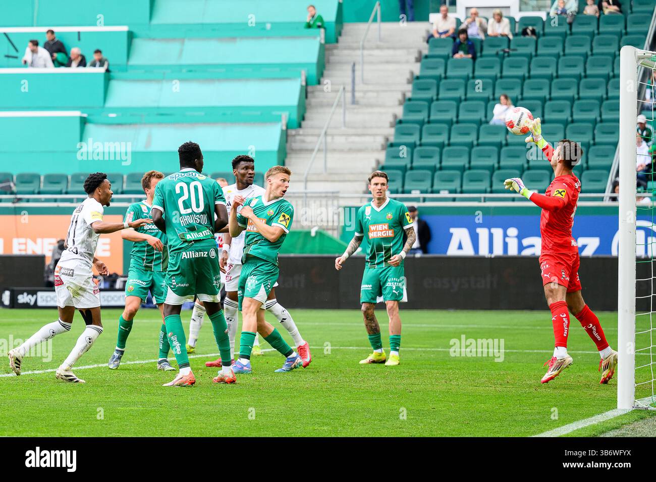 ABD0073 20250504 - WIEN - ÖSTERREICH: Parade von Tormann Niklas Hedl ...