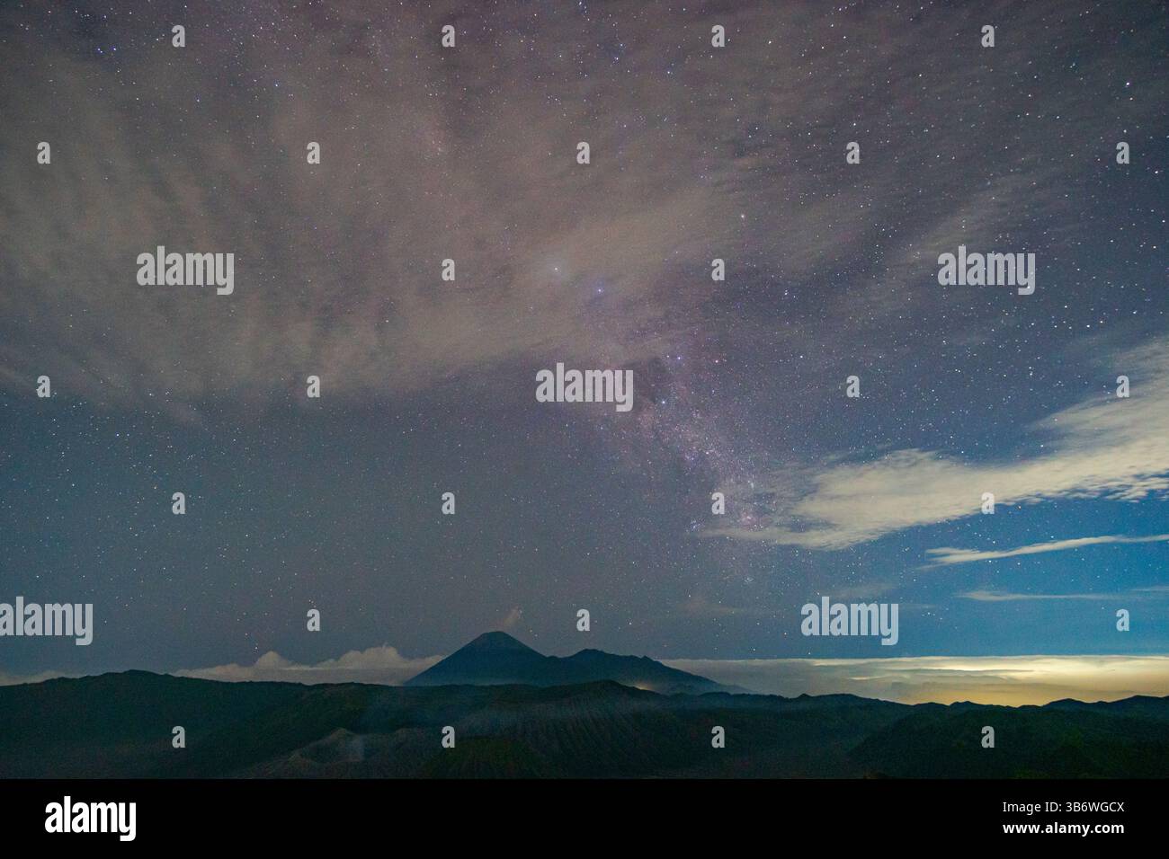 Time lapse The Milky Way above Volcano Bromo is beautifully clustered ...