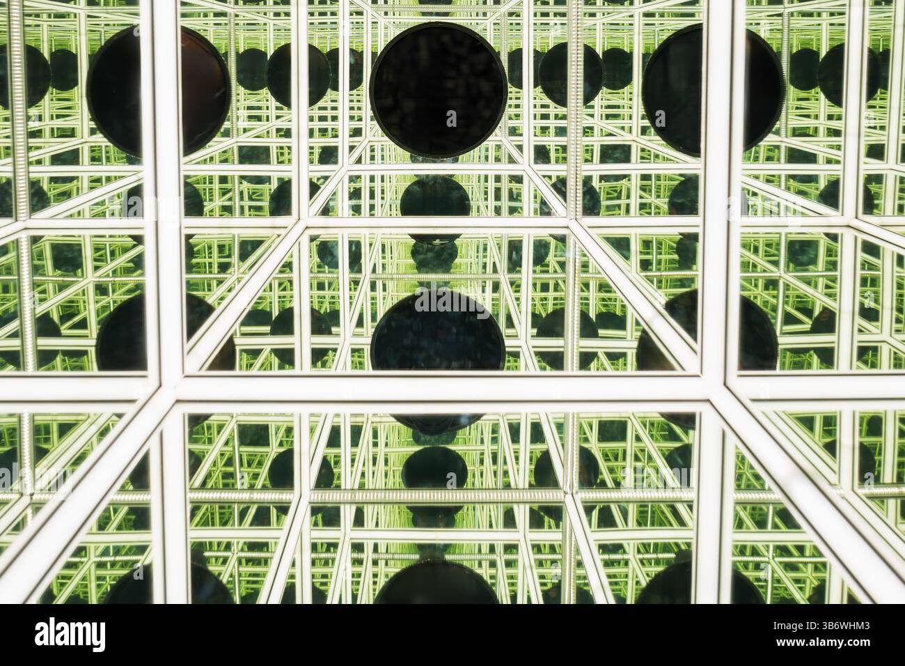 Infinity mirrored room hi-res stock photography and images - Alamy