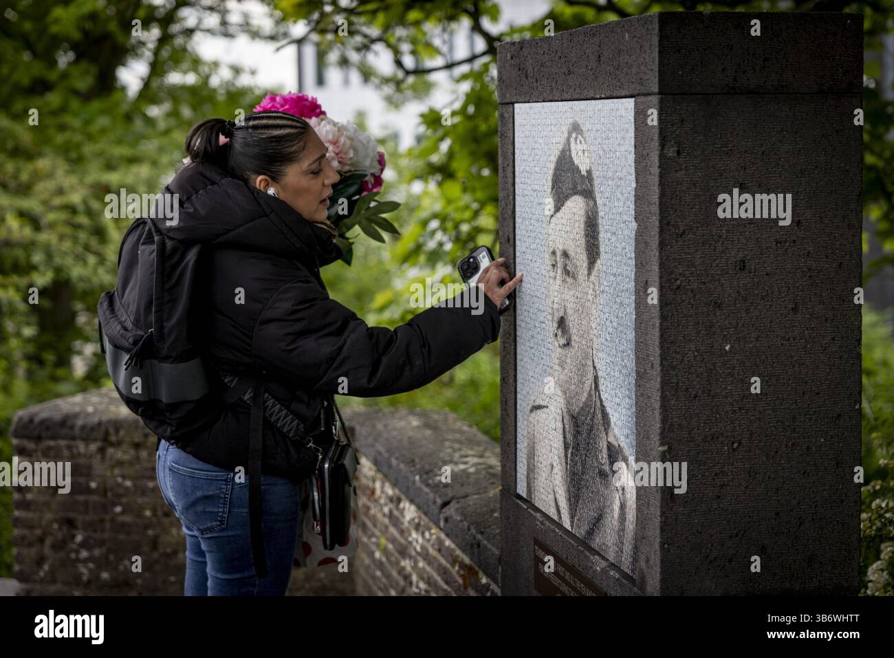 ARNHEM - People look at the new plaque on the monument at the John ...