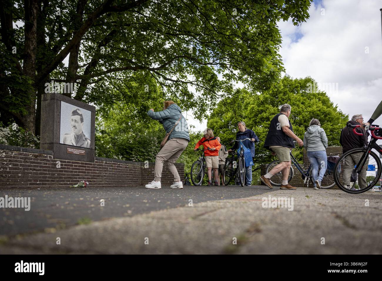 ARNHEM - People look at the new plaque on the monument at the John ...