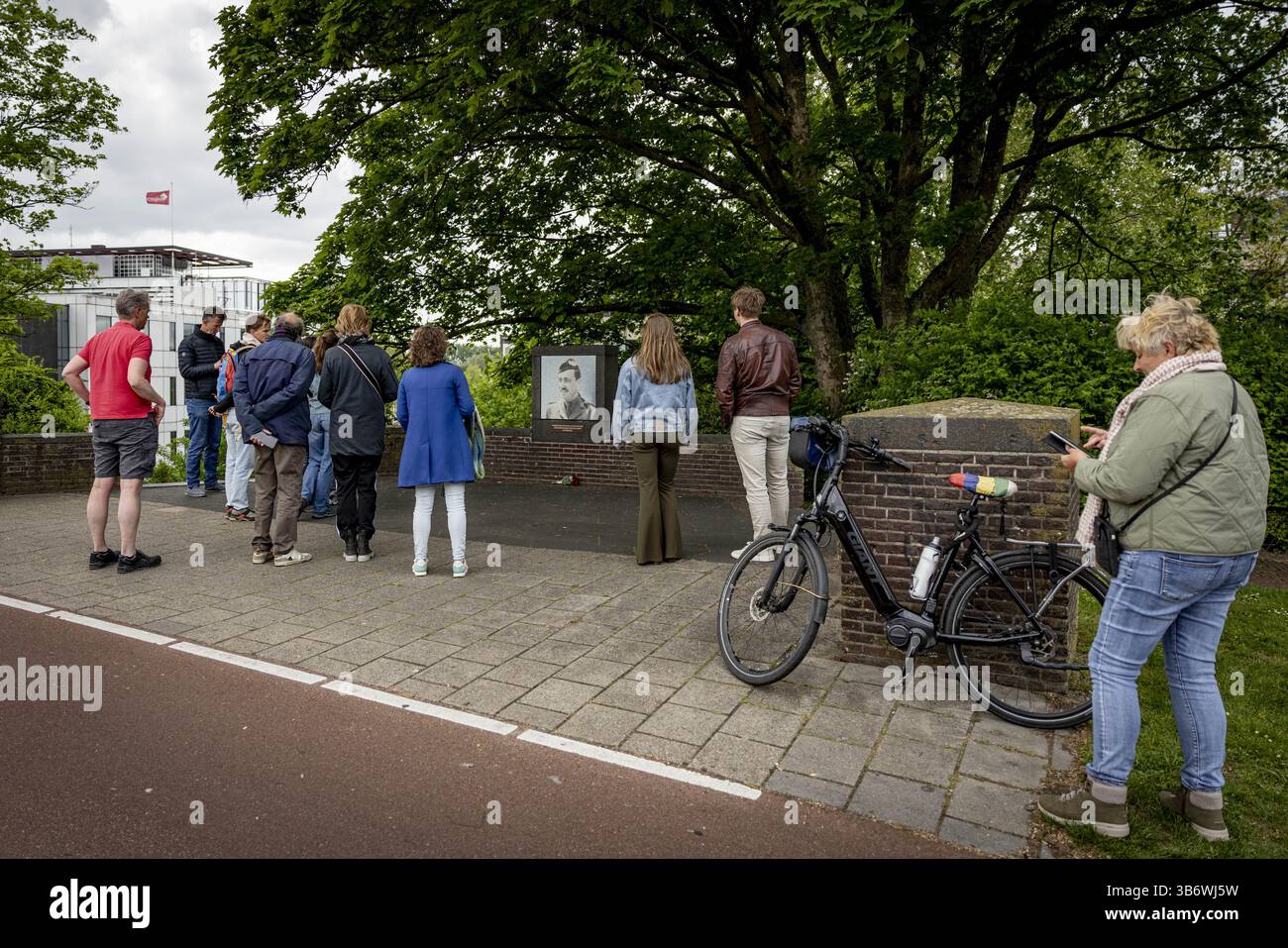 ARNHEM - People look at the new plaque on the monument at the John ...