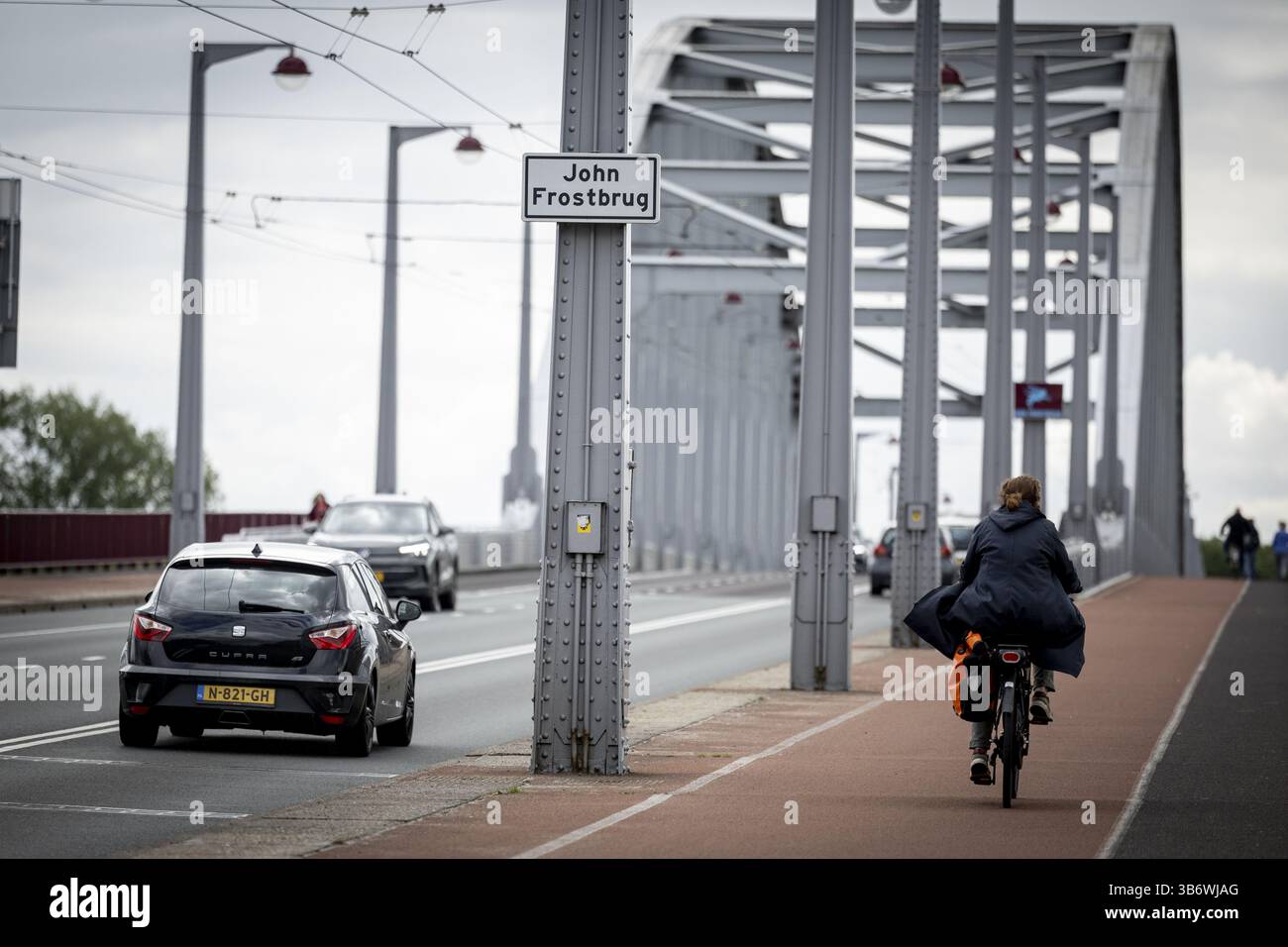 ARNHEM - People look at the new plaque on the monument at the John ...
