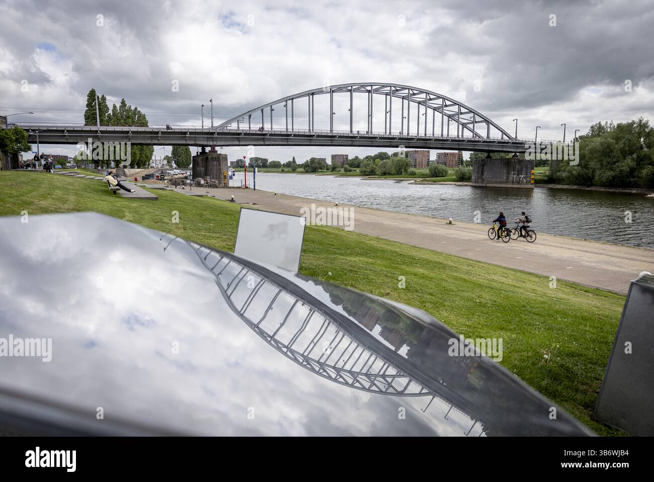 ARNHEM - People look at the new plaque on the monument at the John ...