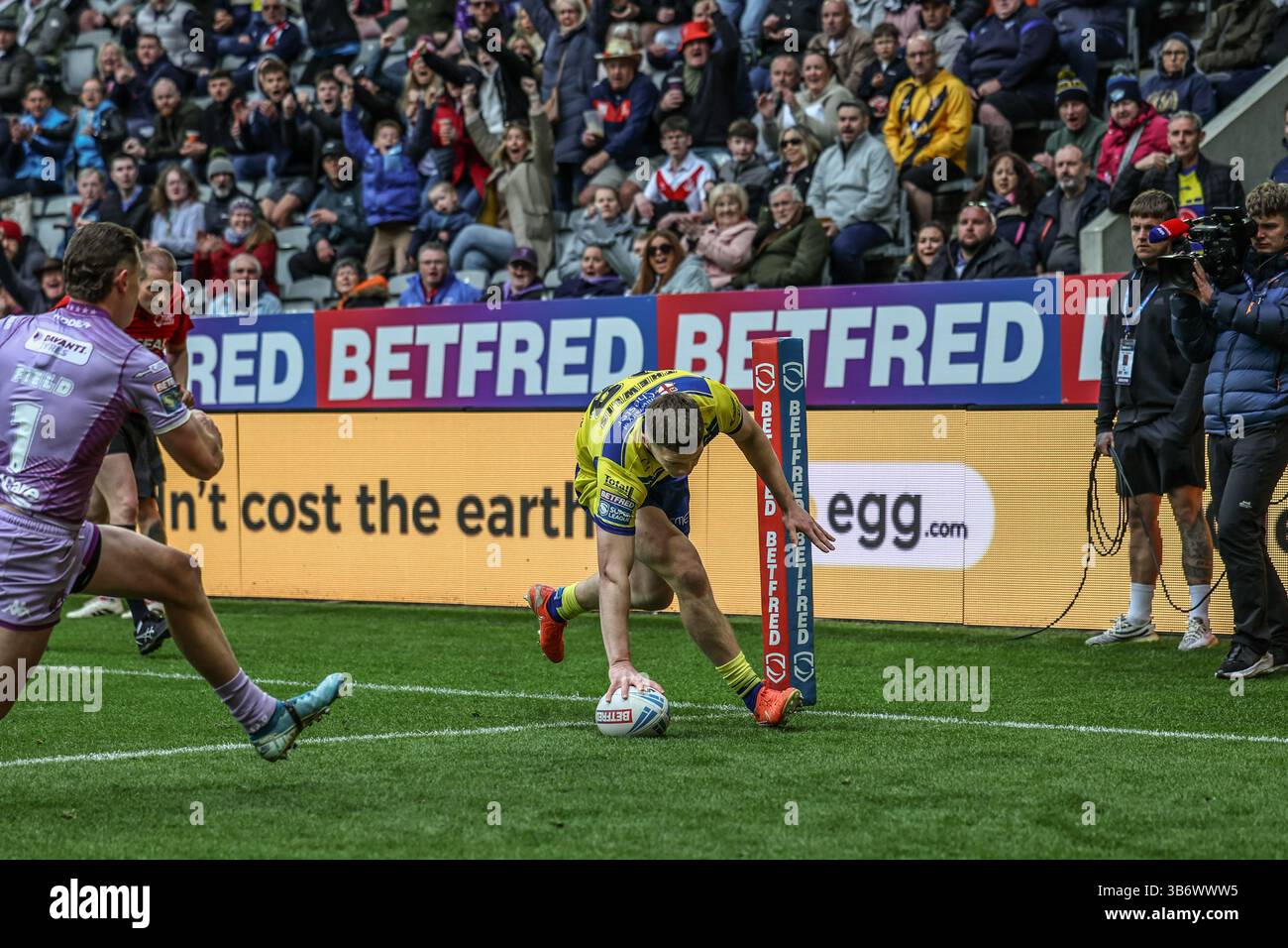 Jake Thewlis of Warrington Wolves goes over for a try during the ...