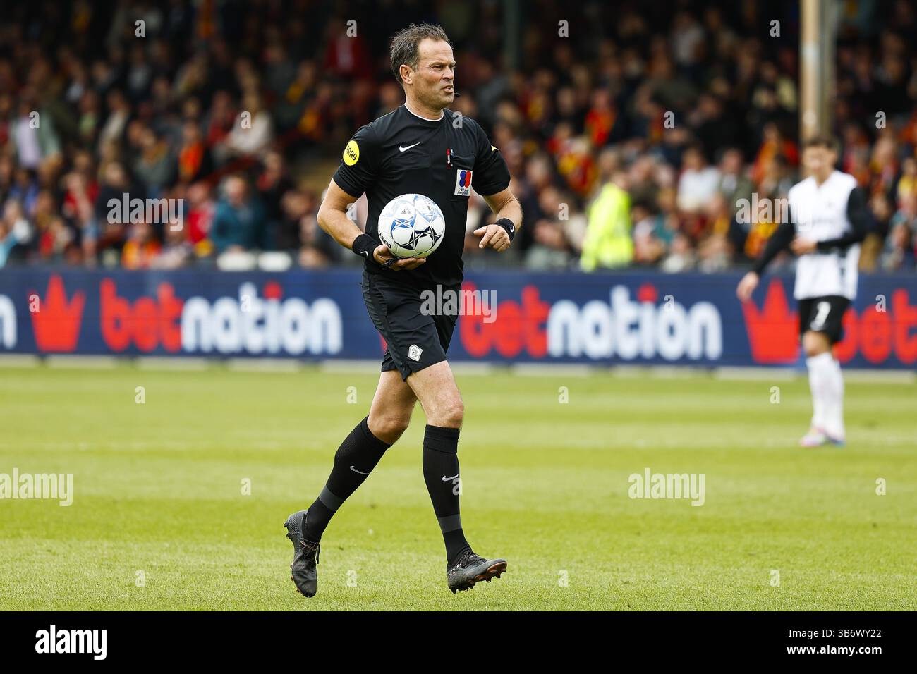 DEVENTER - Referee Bas Nijhuis during the Dutch Eredivisie match ...