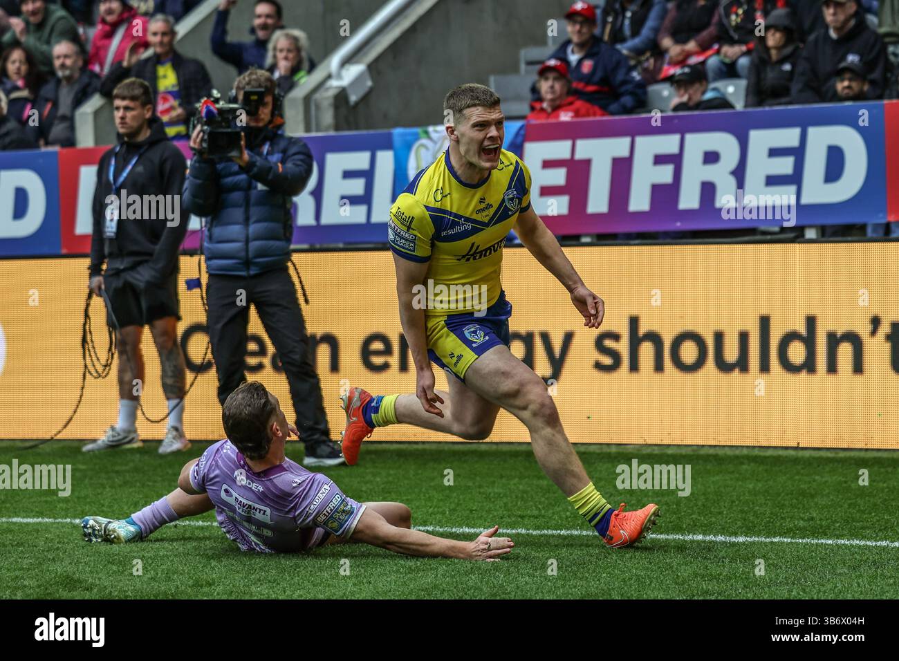 Newcastle, UK. 04th May, 2025. Jake Thewlis of Warrington Wolves ...