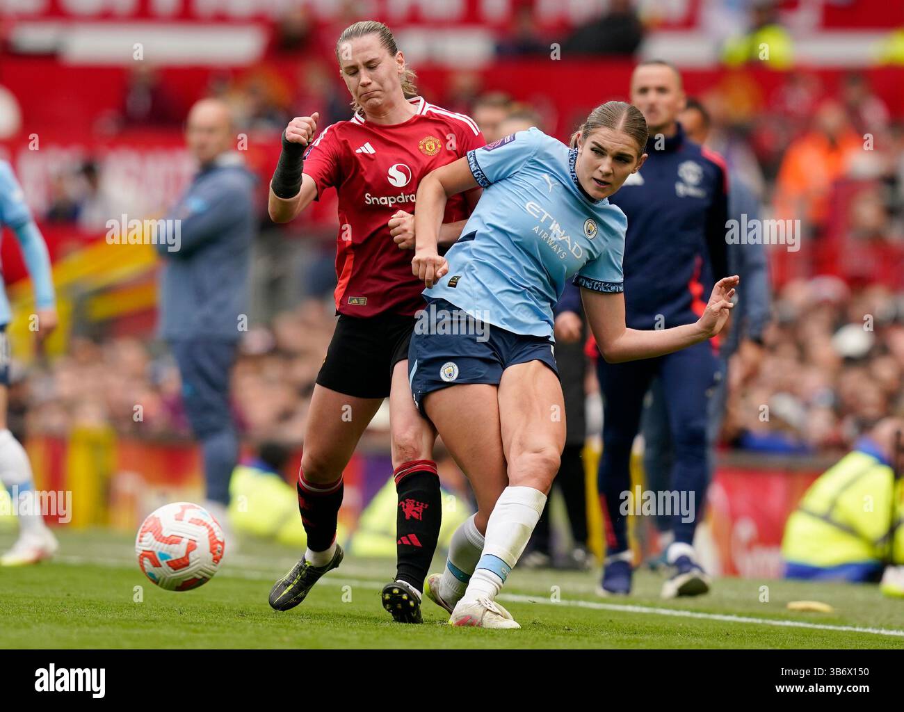 Manchester, England, 4th May 2025. Gracie Prior of Manchester City (R ...