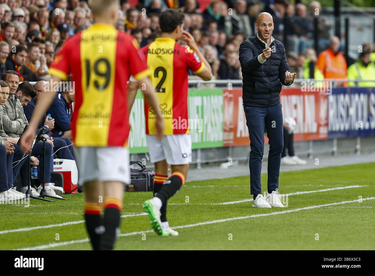 DEVENTER - Go Ahead Eagles coach Paul Simonis during the Dutch ...