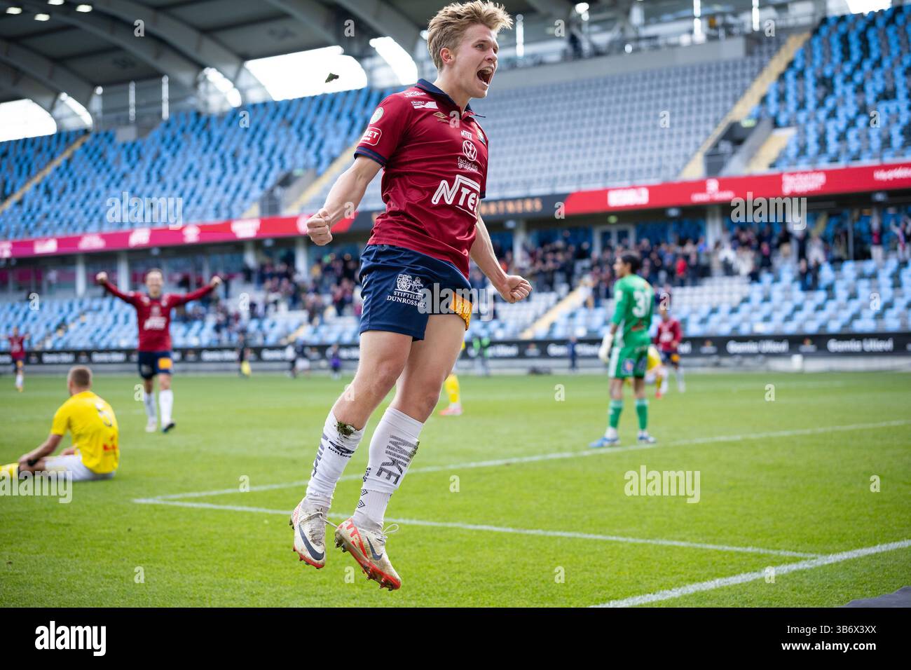 250504 Örgrytes Isak Dahlqvist jublar efter 4-2 under fotbollsmatchen i ...