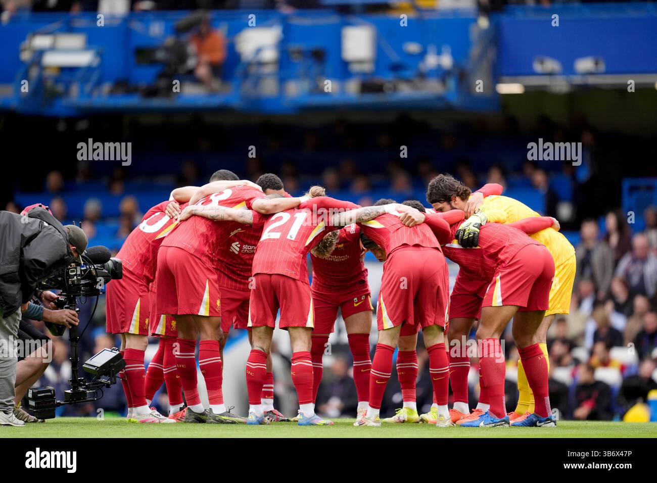 Liverpool players huddle before the Premier League match at Stamford ...