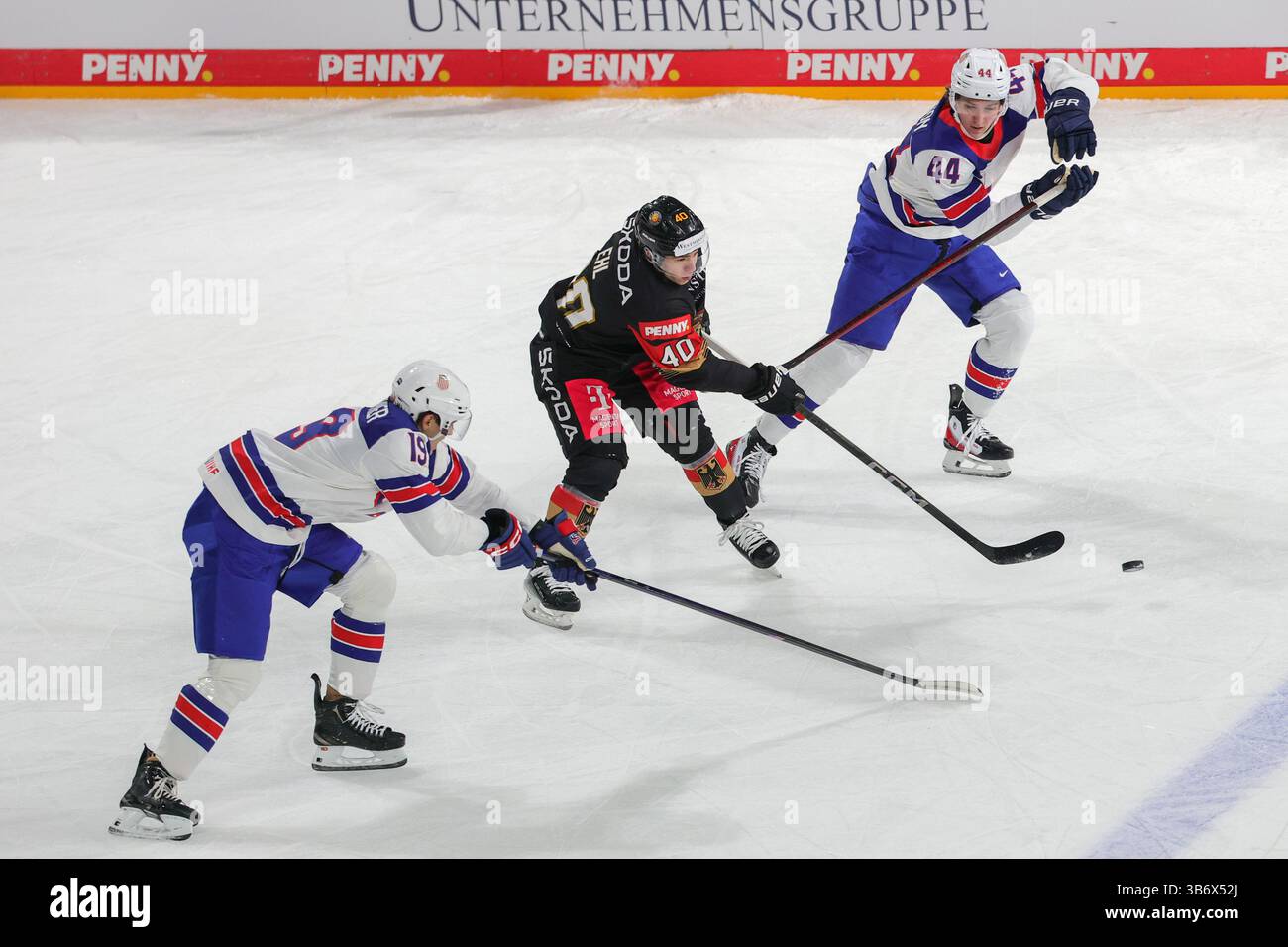 04 May 2025, North Rhine-Westphalia, Duesseldorf: Ice hockey ...