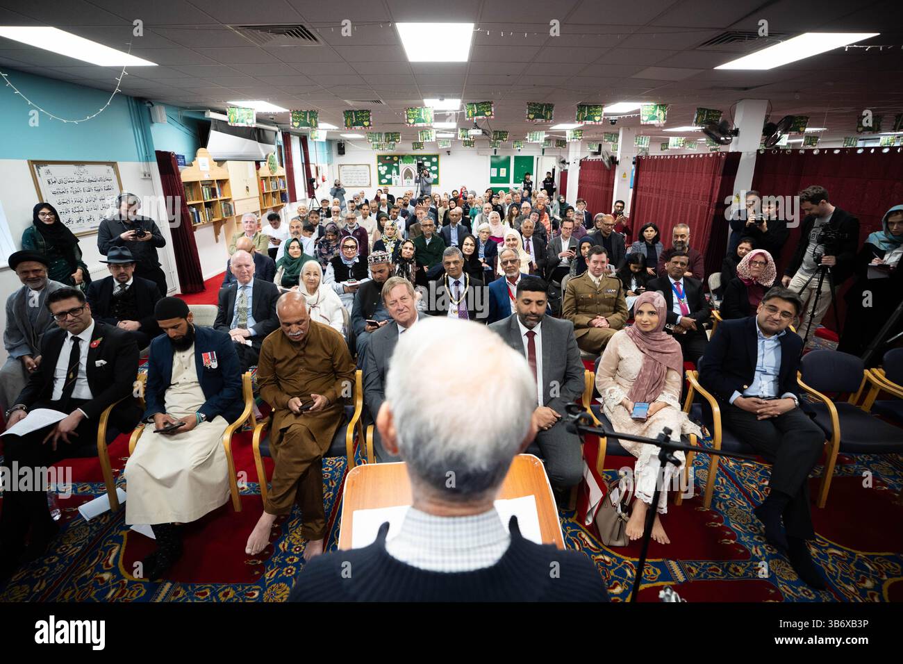 Holocaust survivor John Hajdu speaks to members of the Muslim community ...