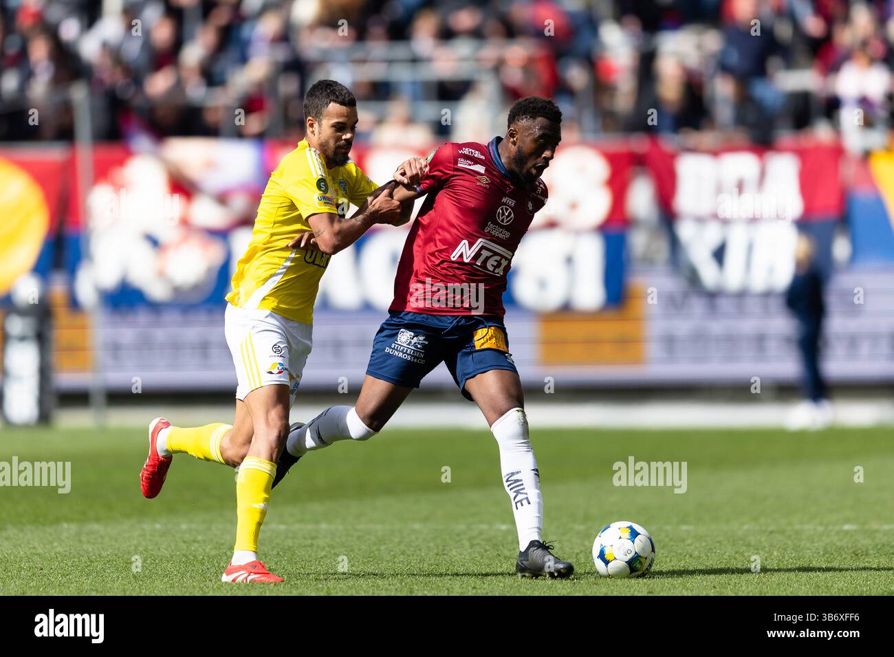 250504 Falkenbergs Isaac Shears och Örgrytes Haladj-Madiou Keita under ...