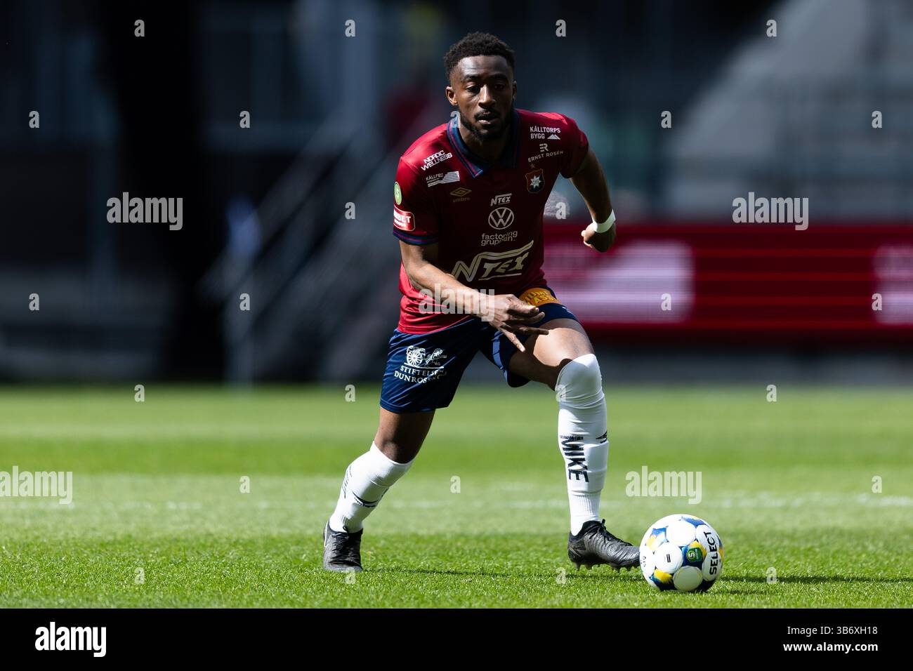 250504 Örgrytes Haladj-Madiou Keita under fotbollsmatchen i Superettan ...