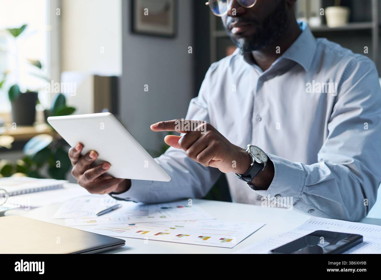 Business man hand tablet hi-res stock photography and images - Alamy