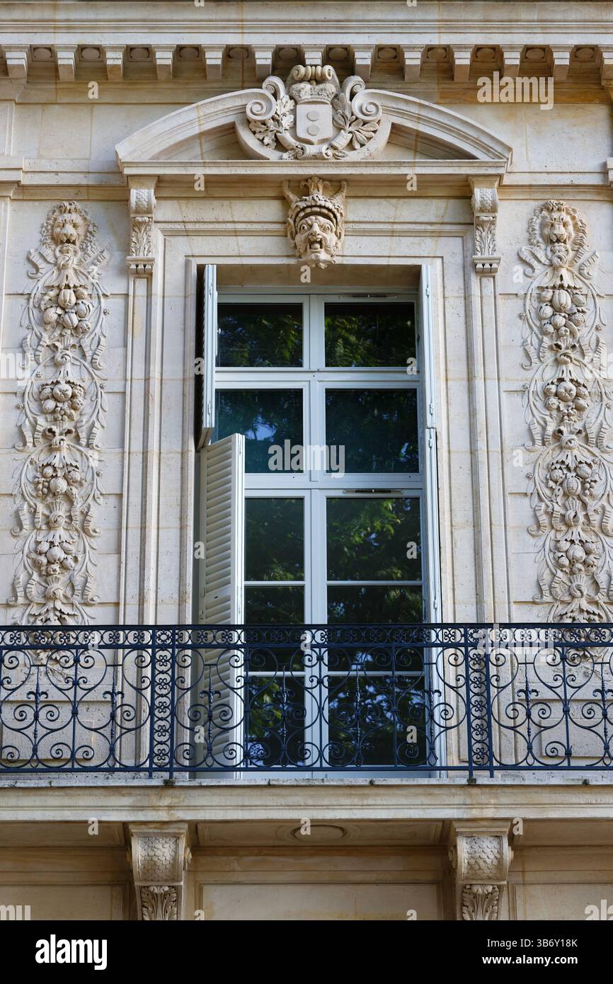 Architectural fragments of the facade of ancient house in Paris- window ...