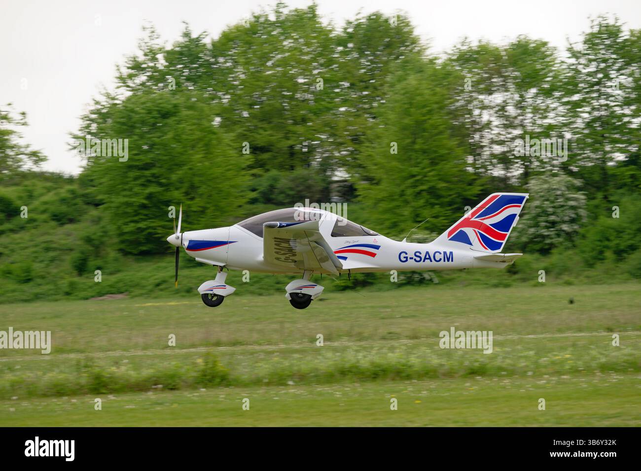 Immaculate looking Sting Sport aircraft G-SACM arrives at Popham ...
