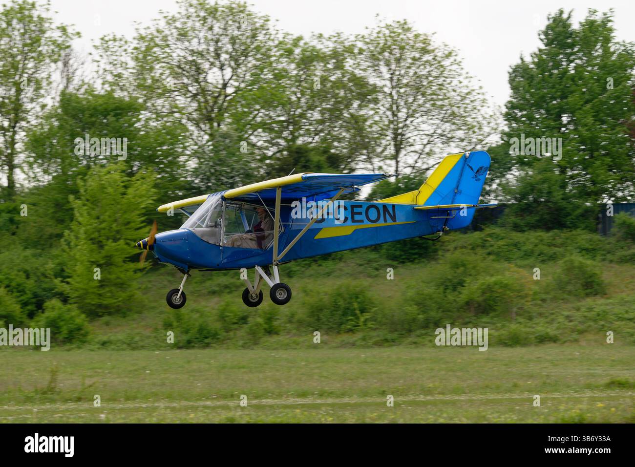 X-AIR HAWK Homebuilt Microlight aircraft G-CEON arrives at Popham ...