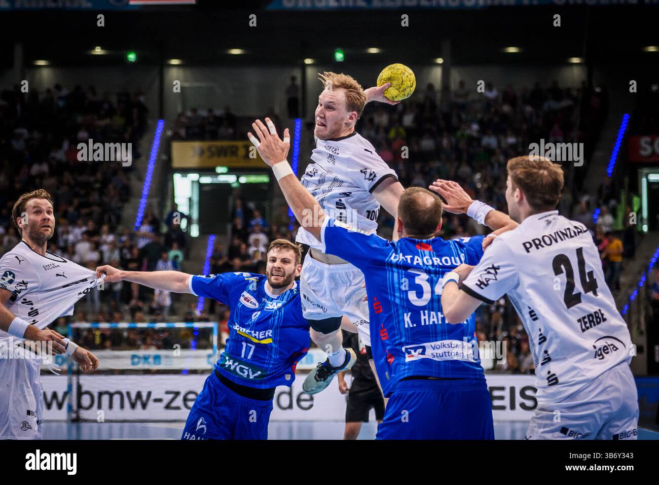 Eric Johansson (THW Kiel, #21) setzt sich durch gegen Kai Haefner (TVB ...