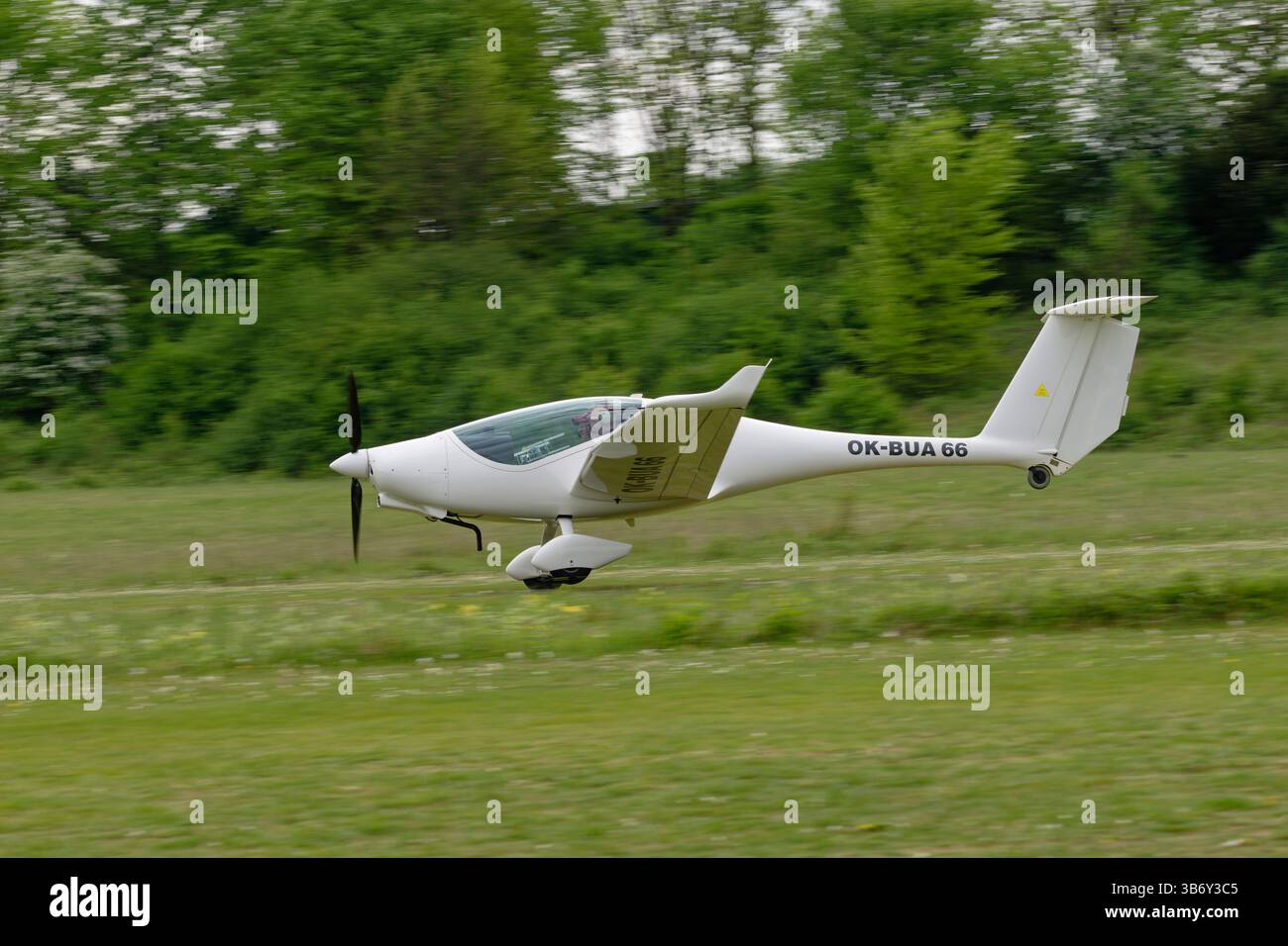 Phoenix Air U15 Motor Glider touches down at Popham Airfield in ...