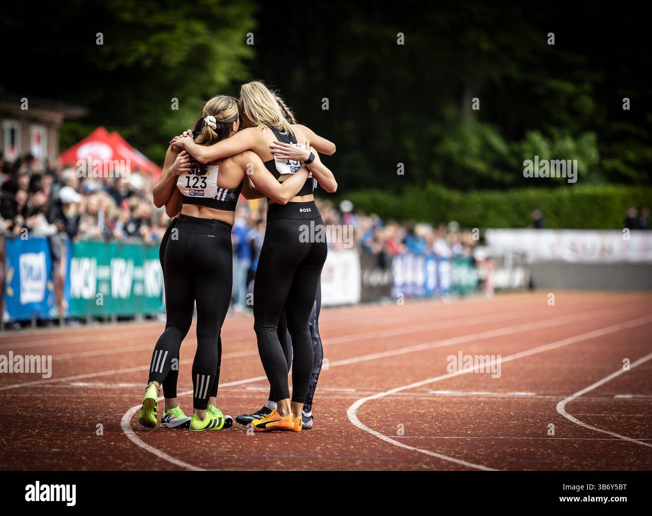 Teamgeist: Das 4x400m-Staffelquartett mit Lena Leege (SCC Berlin), Anouk Krause-Jentsch (SCC ...