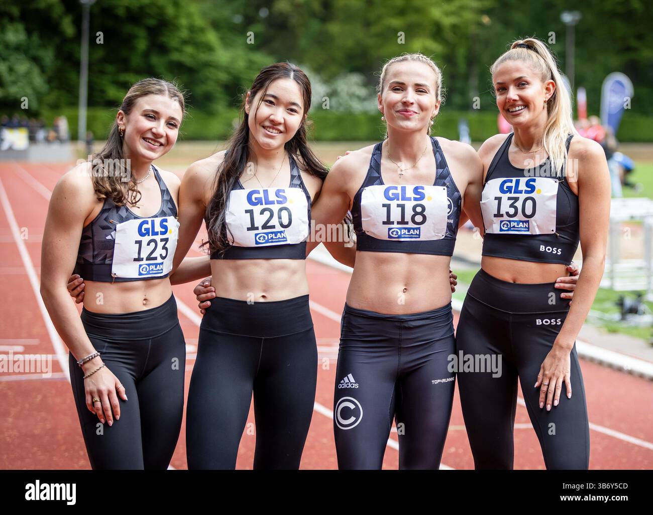 Strahlende Siegerinnen und Deutsche Meisterinnen in der 4x400m-Staffel der Frauen (von links ...