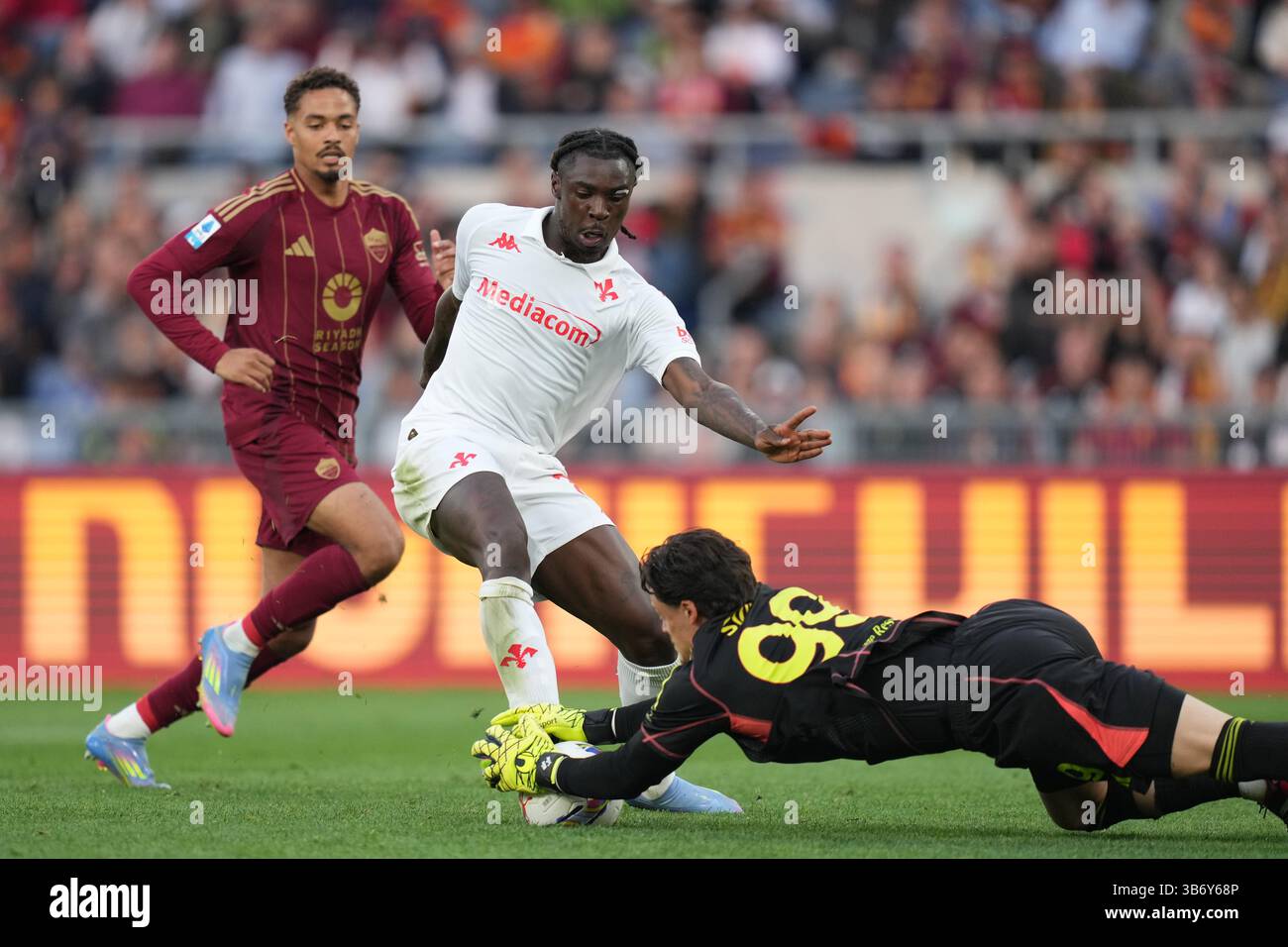 Roma, Italia. 04th May, 2025. Fiorentina's Moise Kean Roma's goalkeeper ...