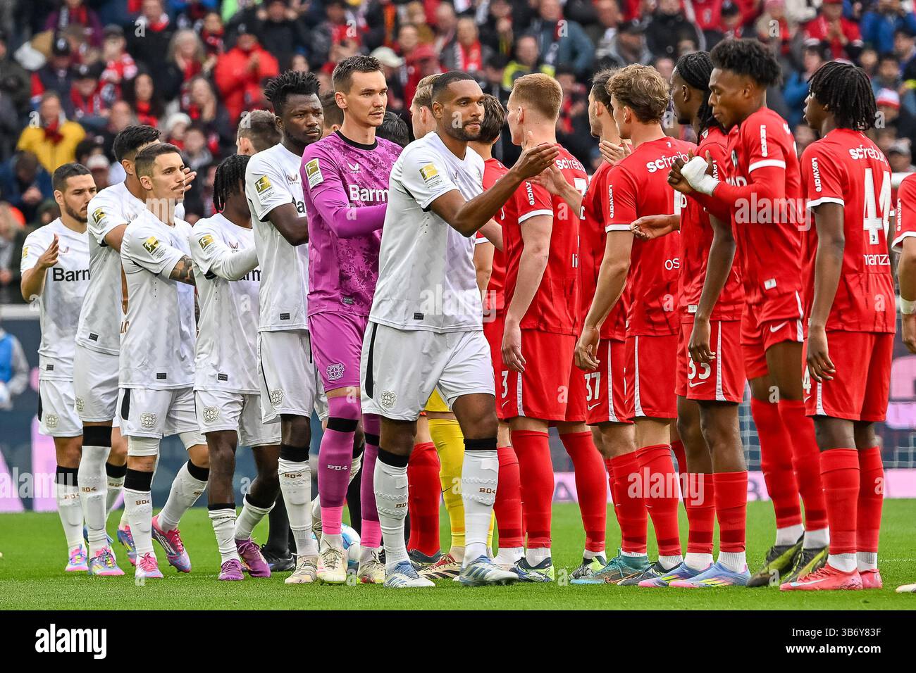 Freiburg, Deutschland. 04th May, 2025. Begruessung der Teams GER, SC Freiburg - Bayer 04 ...