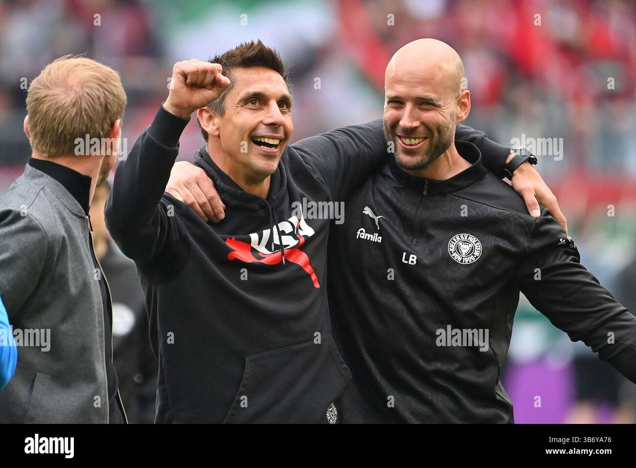 Final jubilation (from left): coach Marcel RAPP (Kiel), athletics coach ...