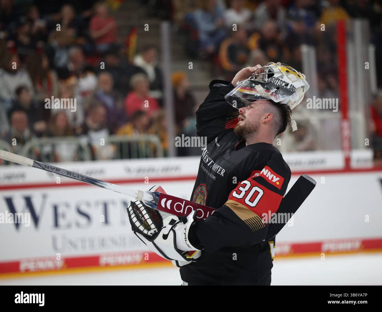 Duesseldorf, Deutschland. 04th May, 2025. v.l. Phillip Grubauer (DEB ...