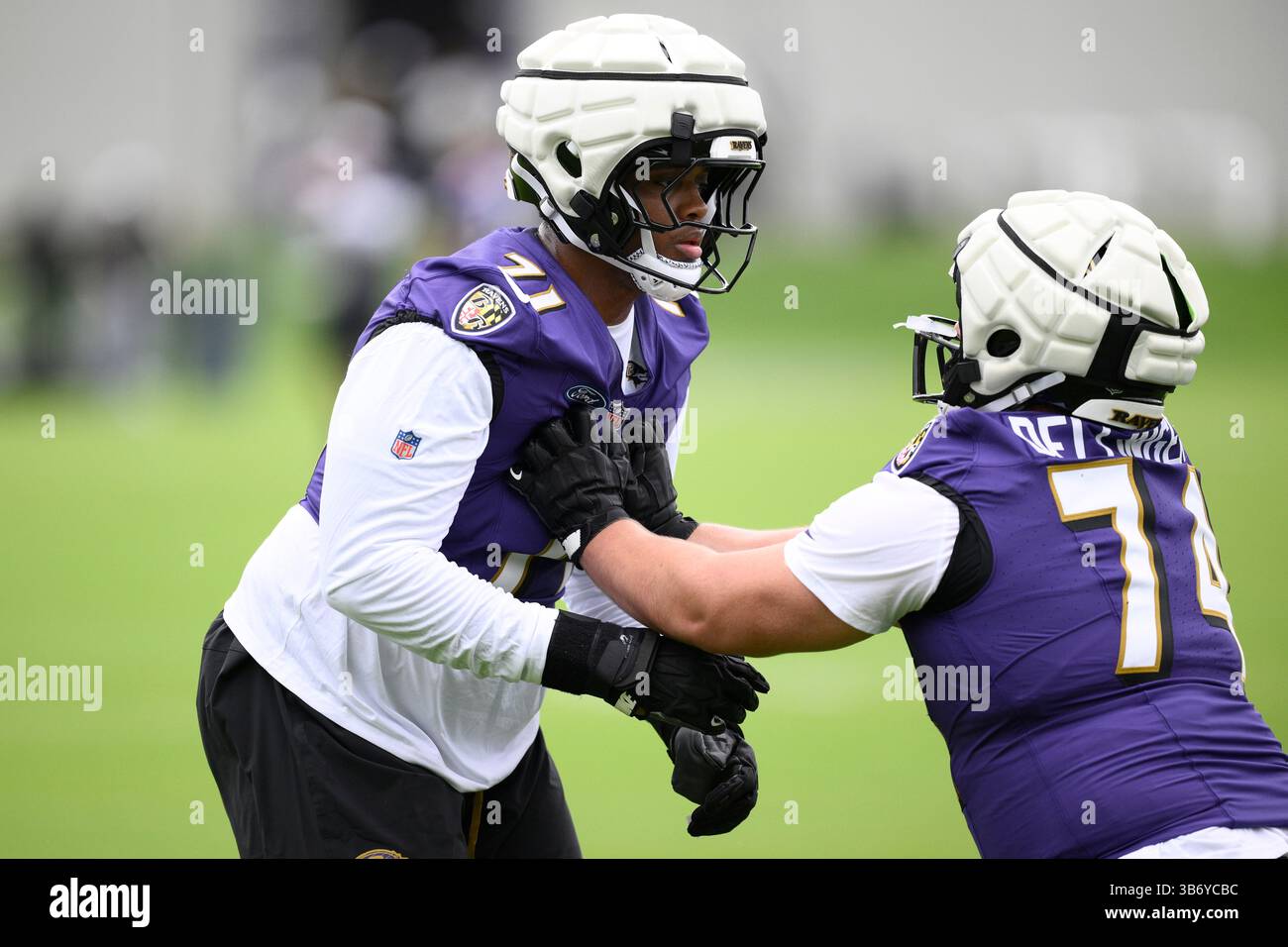 Baltimore Ravens offensive tackle Carson Vinson (71) works out with ...