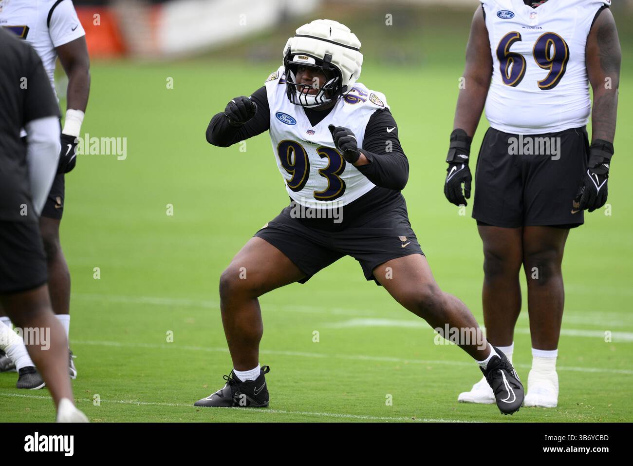 Baltimore Ravens defensive tackle Aeneas Peebles (93) works out during ...
