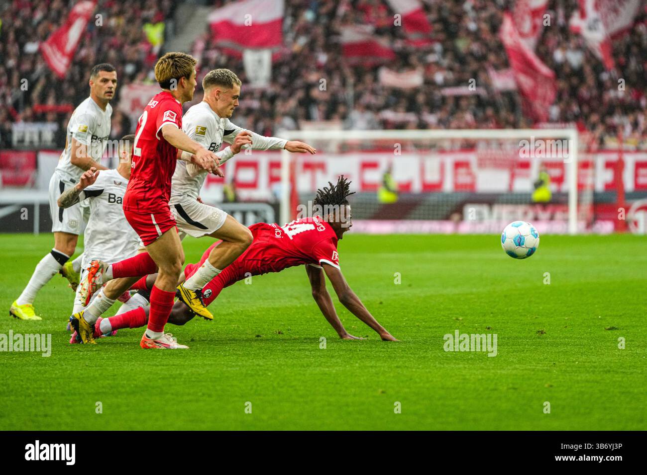 Freiburg, Deutschland. 04th May, 2025. Foul von Florian Wirtz (Bayer 04 Leverkusen 10) an Johan ...